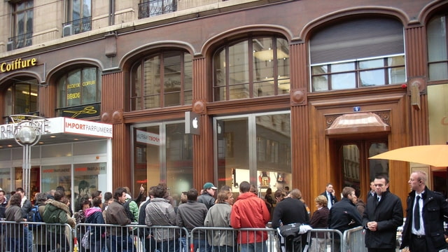 Apple Store Opens in Geneva, Switzerland - iClarified