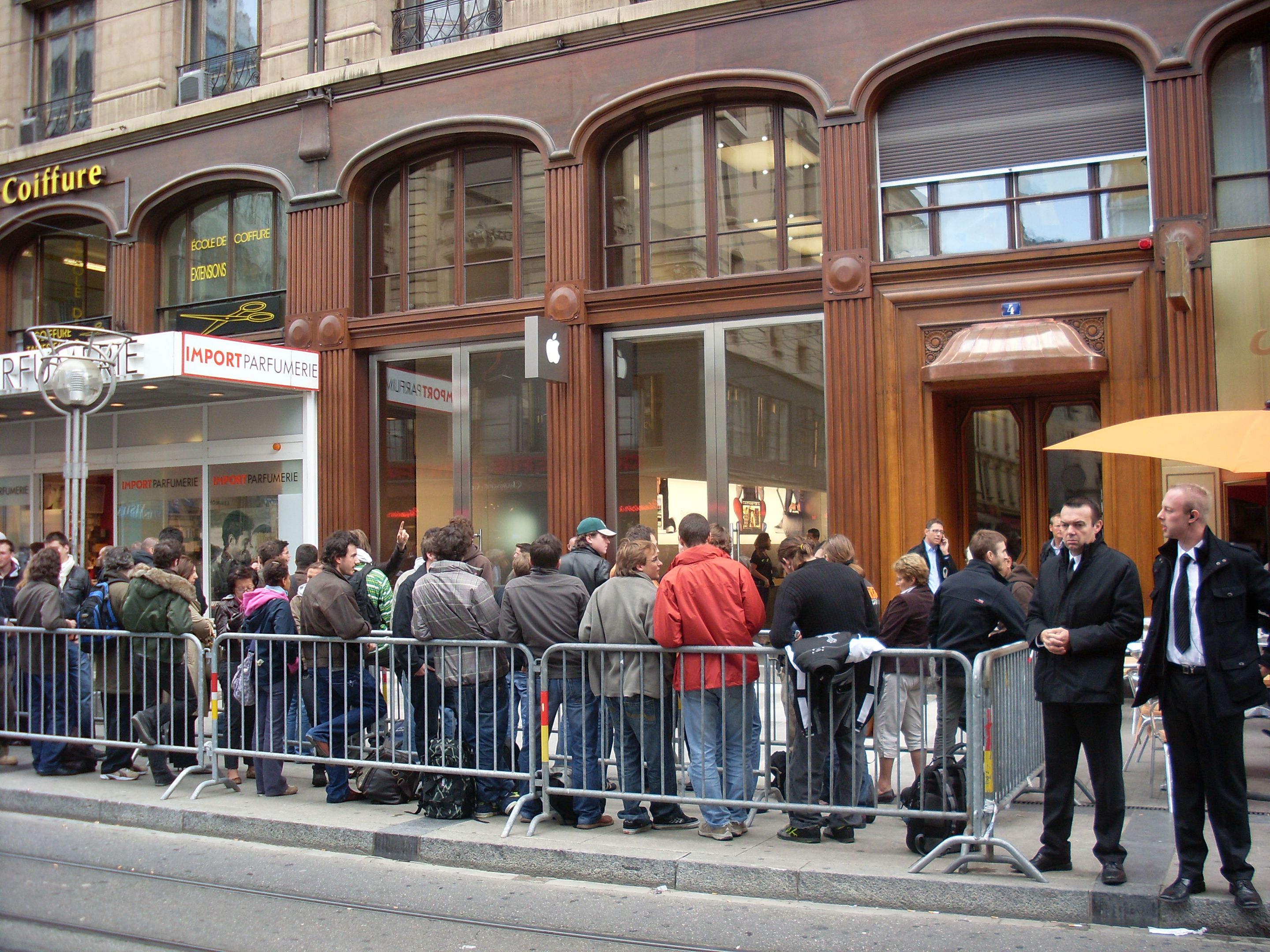 Apple Store Opens in Geneva, Switzerland - GSM-Forum