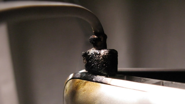 Unibody MacBook Catches Fire While Owner Sleeps - iClarified