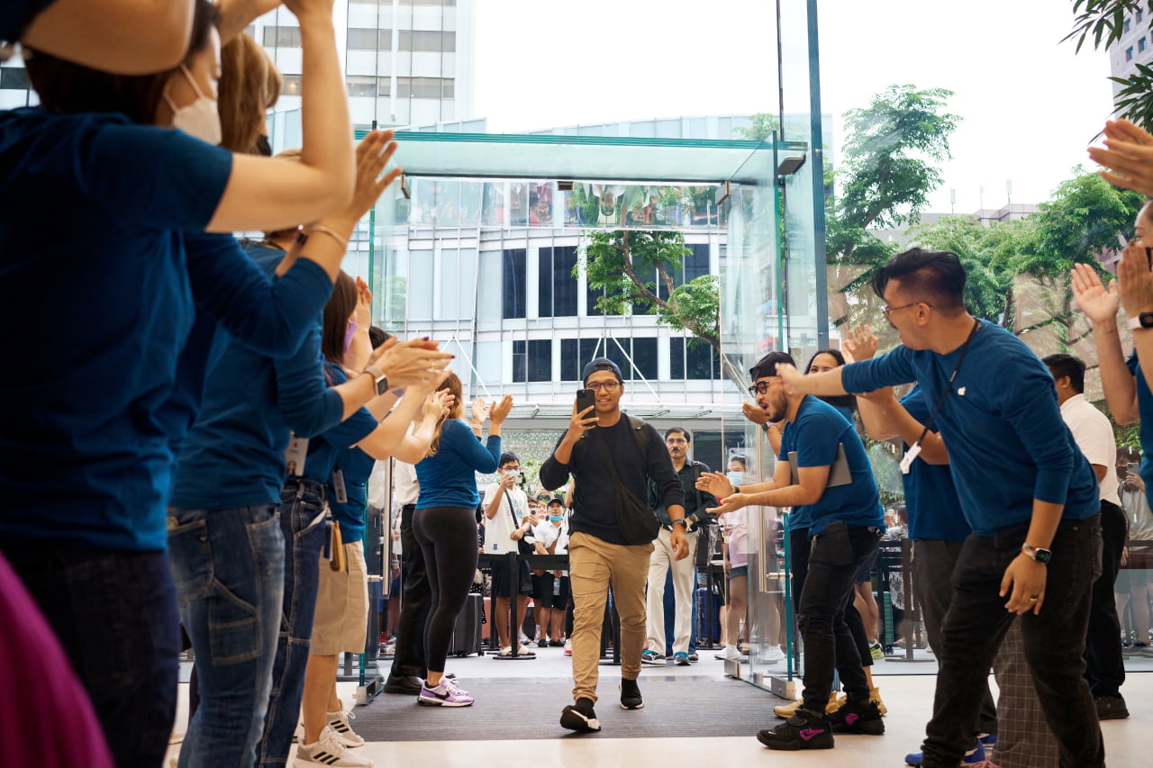 Apple Shares iPhone 14 Release Day Photos - iClarified
