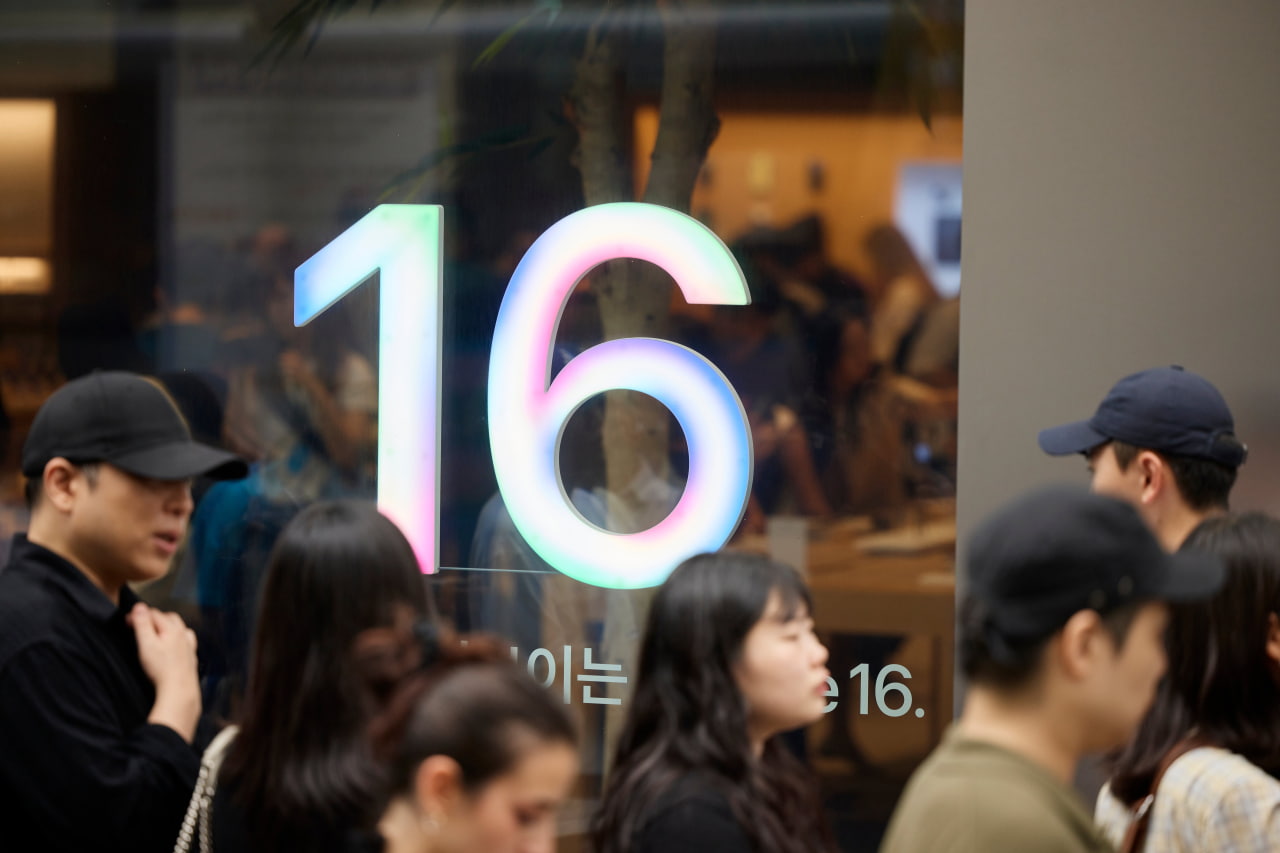 Apple Shares iPhone 16 Release Day Photos - iClarified