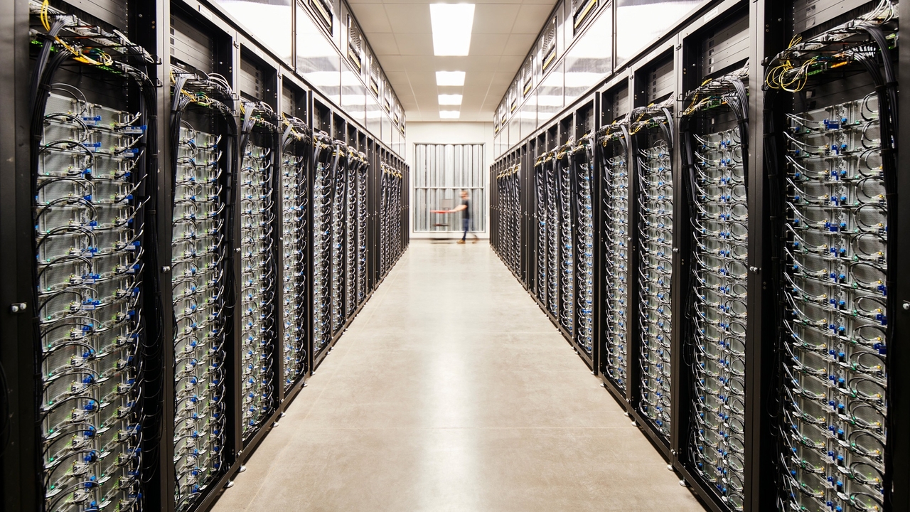 Apple Avoids AI Infrastructure Arms Race With Multi-Billion Dollar ...